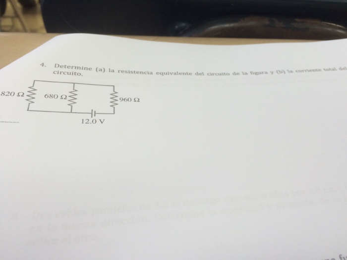 Solved Determine (a) la resistencia equivalente del circuit | Chegg.com